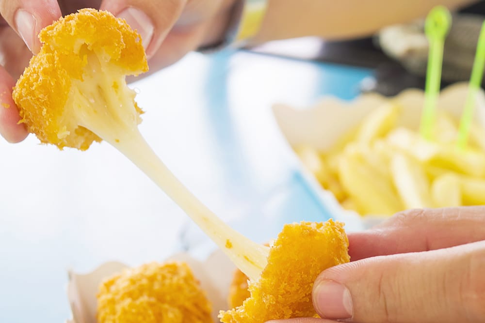 Oranje kaasballetjes met geraspte Super Flink! | Flink! Kaas